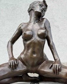Luxusní erotická bronzová socha nahé ženy