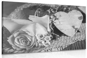 Obraz růže a srdíčko v jutě v černobílém provedení