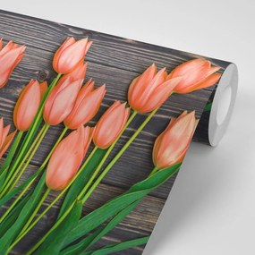 Fototapeta oranžové tulipány na dřevěném podkladu