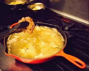 Le Creuset Pánev na smažení a servírování 23 cm Volcanic / Litina