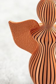 ANDĚL CARO - Designová soška ve tvaru anděla, s jemným vzorem, měděná