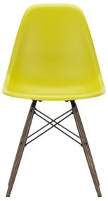 Eames Plastic Chair DSW tmavě lakovaný javor hořčicová bílé na koberec Vitra