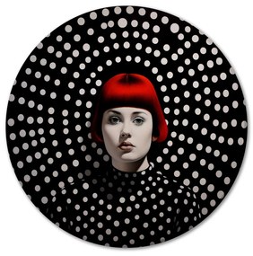 Kulatý obraz Oheň v hrachu - portrét rusovlasé ženy na černobílém pozadí