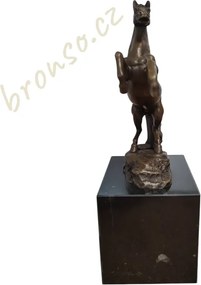 Bronzová socha koně na mramoru – vzpínající se hřebec, elegantní zvířecí figurka, luxusní dekorace, sběratelský dárek