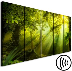 Obraz Ve slunečním svitu (5-dílný) úzký - pohádková zelená lesní krajina