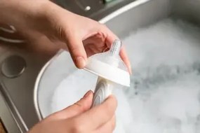 Tommee Tippee Sada kojeneckých lahviček C2N s kartáčem