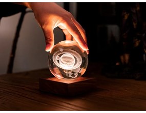 Tmavě hnědá LED stmívatelná stolní lampa z ořechového dřeva se skleněným stínidlem (výška 12 cm) Amber – Gingko