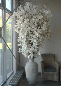Aranžmá - umělé květy, váza, přírodní materiál