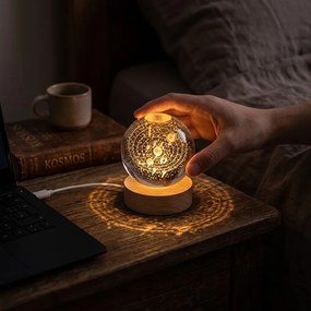 LED stolní lampička na dřevěném podstavci - Sluneční soustava - Ø 6 cm / USB