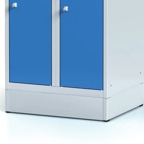 Alfa 3 Kovová šatní skříňka na soklu, modré dvouplášťové dveře, cylindrický zámek