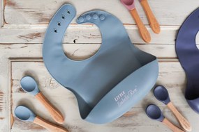 Silikonový dětský bryndák s kapsou – pastelově modrý, Isabelle Rose