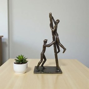Soška Společně k vrcholu – bronzová figurka symbol spolupráce a úspěchu | Elegantní dekorace