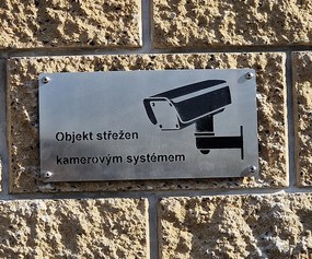 Informační cedule - objekt střežen kamerovým systémem s černým podkladem Velikost: 30 x 15 cm (L), Text: SLOVENSKY