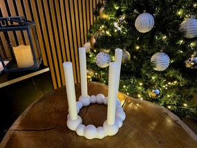 VOJA HOME Adventní a vánoční věnec na 4 konické svíčky z modifikované pryskyřice, bílý, průměr 20 cm