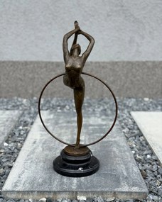 Bronzová socha - Gymnastky s obručí v pohybu