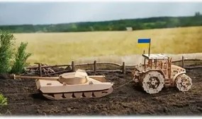 Ugears 3D dřevěné mechanické puzzle Traktor vítězí / od 14 let / 272 d