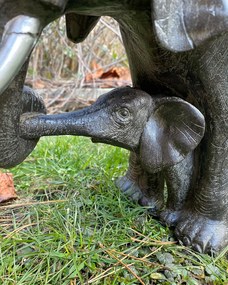 Soška slonice s mládětem 1