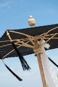 Černý boho slunečník s dřevěnou tyčí a střapci Lorie Wood - ∅ 140*250 cm