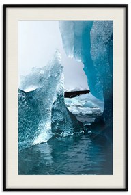 Plakát Ledová abstrakce - voda mezi ledovci na pozadí zimní krajiny