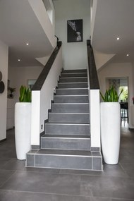 Exkluzivní květináč CAVITA, sklolaminát, výška 97 cm, bílý mramor, lesk