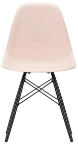 Eames Plastic Chair DSW černě lakovaný javor světle růžová bílé na koberec Vitra