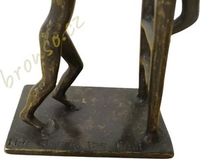 Soška Společně k vrcholu – bronzová figurka symbol spolupráce a úspěchu | Elegantní dekorace