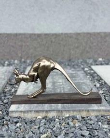 Leštěná bronzová socha soška -  Klokan skákající