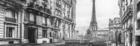 Obraz pohled na Eiffelovu věž z ulice Paříže v černobílém provedení - 150x50 cm