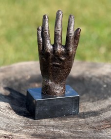 Bronzová socha Ruka – symbol síly a tvořivosti