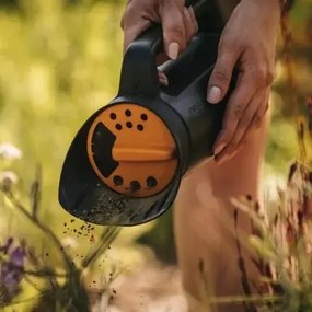 Fiskars Solid 1057076 Ruční sypač soli  písku  hnojiv / 2.3 l