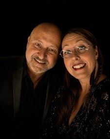 Dark Moody Studio – Dramatický studiový portrét na plátně z vaší fotky