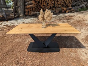 Jídelní stůl z dubového masivu Boozer v industriálním designu Velikost Desky: 2400x1000 (mm)