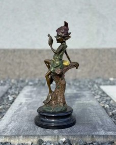 Bronzová socha - Skřítek sedící na větvi pohádková figurka