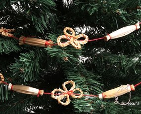 Slaměný řetěz na vánoční stromeček