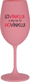 LOVÍNKUJI A PAK NA TO HOVÍNKUJI - růžová sklenice na víno 350 ml