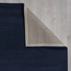 Tmavě modrý ručně tkaný vlněný koberec 160x230 cm Textured Wool Border – Flair Rugs