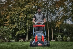 Milwaukee M18 FUEL™ sekačka s pojezdem 46 cm na dva akumulátory