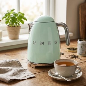 Světle zelená rychlovarná konvice 1,7 l 50's Retro Style – SMEG