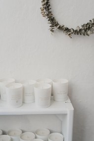 Love Inc. Bílá svíčka Navždy mé, navždy tvé, navždy naše - fíky a růže, bílá barva, sklo, dřevo, vosk