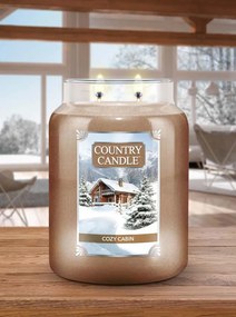 Country Candle – vonná svíčka Cozy Cabin (Útulná chata), 680 g