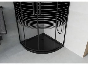 Mexen Rio, čtvrtkruhový sprchový kout s posuvnými dveřmi 90 (dveře) x 90 (dveře) x 190 cm, 5mm čiré sklo s pásky, černý profil + černá sprchová vanička Slim, 863-090-090-70-20-4170B