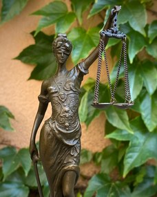 Bronzová socha justice spravedlnost