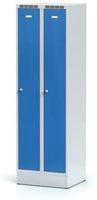 Alfa 3 Kovová šatní skříňka na soklu, modré dvouplášťové dveře, cylindrický zámek