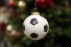 Závěsná vánoční ozdoba fotbalová míč 8cm