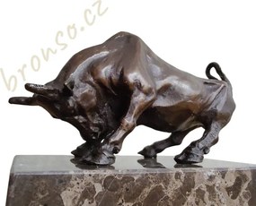 Impozantní bronzový býk Wall Street – symbol síly, úspěchu a prosperity, pravý bronz na mramoru