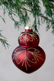 Červená skleněná vánoční ozdoba s dekorem Chic Bauble – Ø 7*10 cm