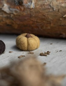 Plstěná dekorace dýně Haga Ochre Storefactory Scandinavia
