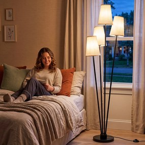 Costway 4-plamenová stojací lampa s nožním spínačem a 4 stínidla Moderní stojací