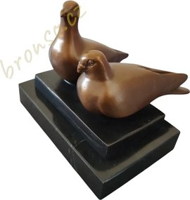 Bronzová soška holubic – číslovaná umělecká figurka lásky na mramorovém podstavci | Ručně odlévaný bronz s pečetí