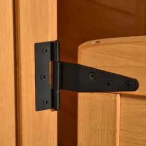 Dětský domek na hraní z přírodního dřeva, s poštovní schránkou a truhlíkem na květiny, příroda